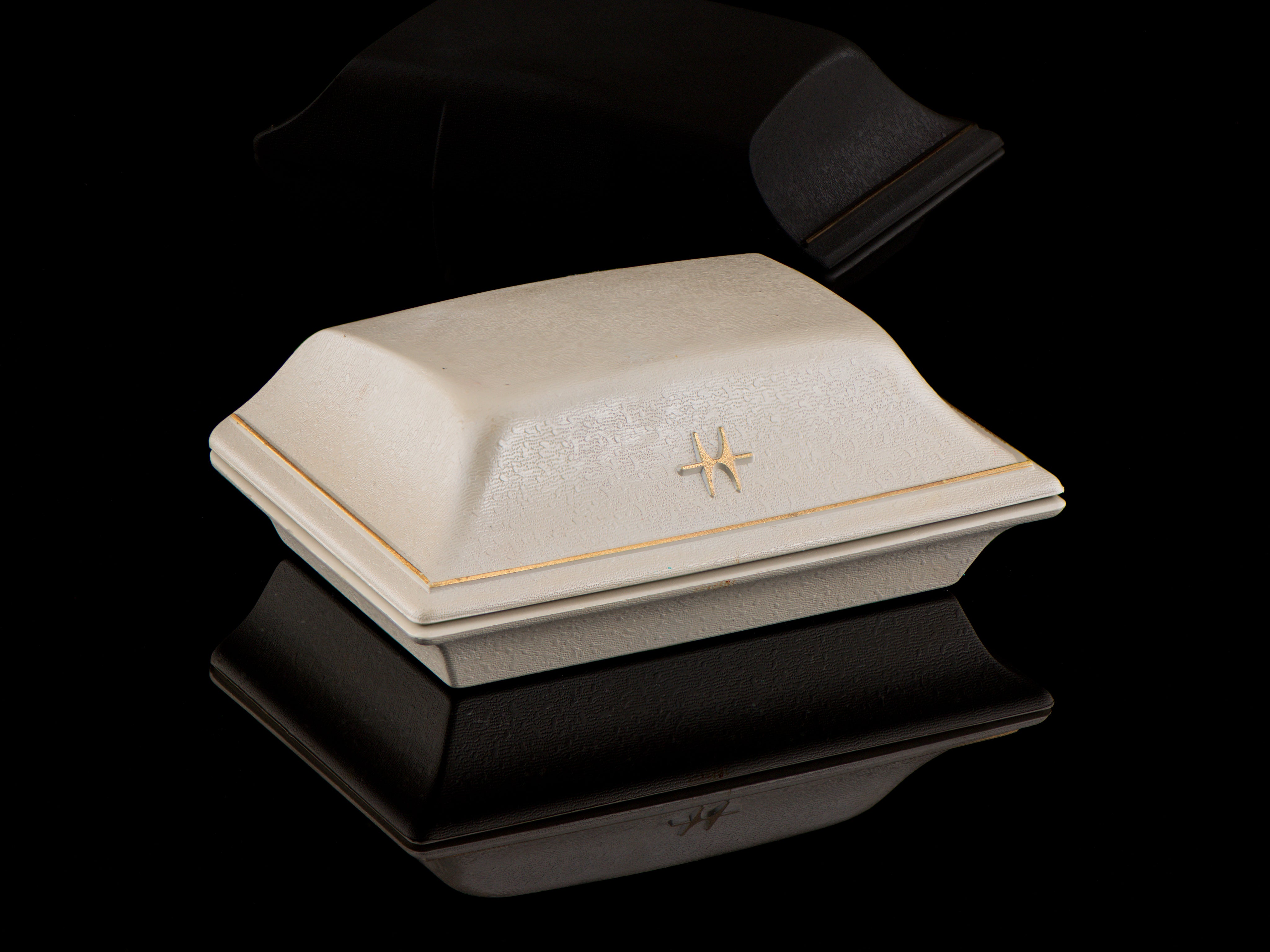 Hamilton Electric Clamshell Box | Unwind In Time